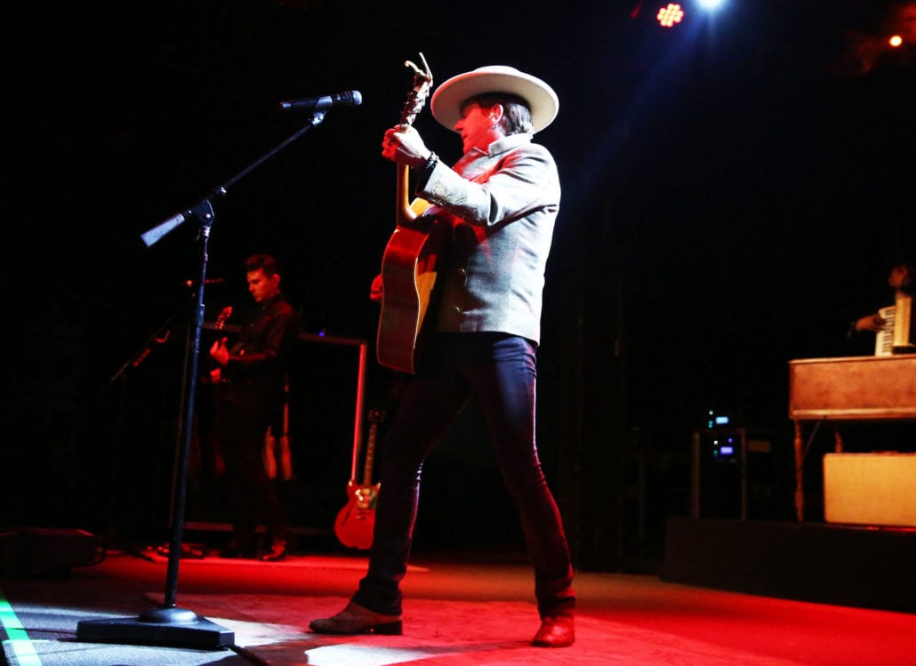 Cowboy Kiefer Sutherland Sounds Right At Home At Billy Bob’s – The ...